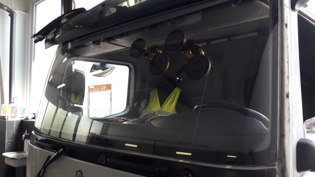 Frontscheibe beim LKW wechseln - AutoglasXpert